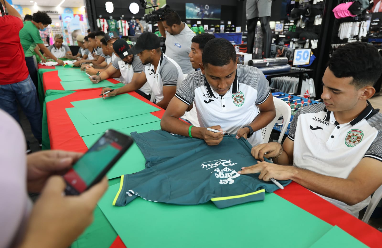 ¡Es una locura! Club Deportivo Marathón firma autógrafos en Diunsa ...